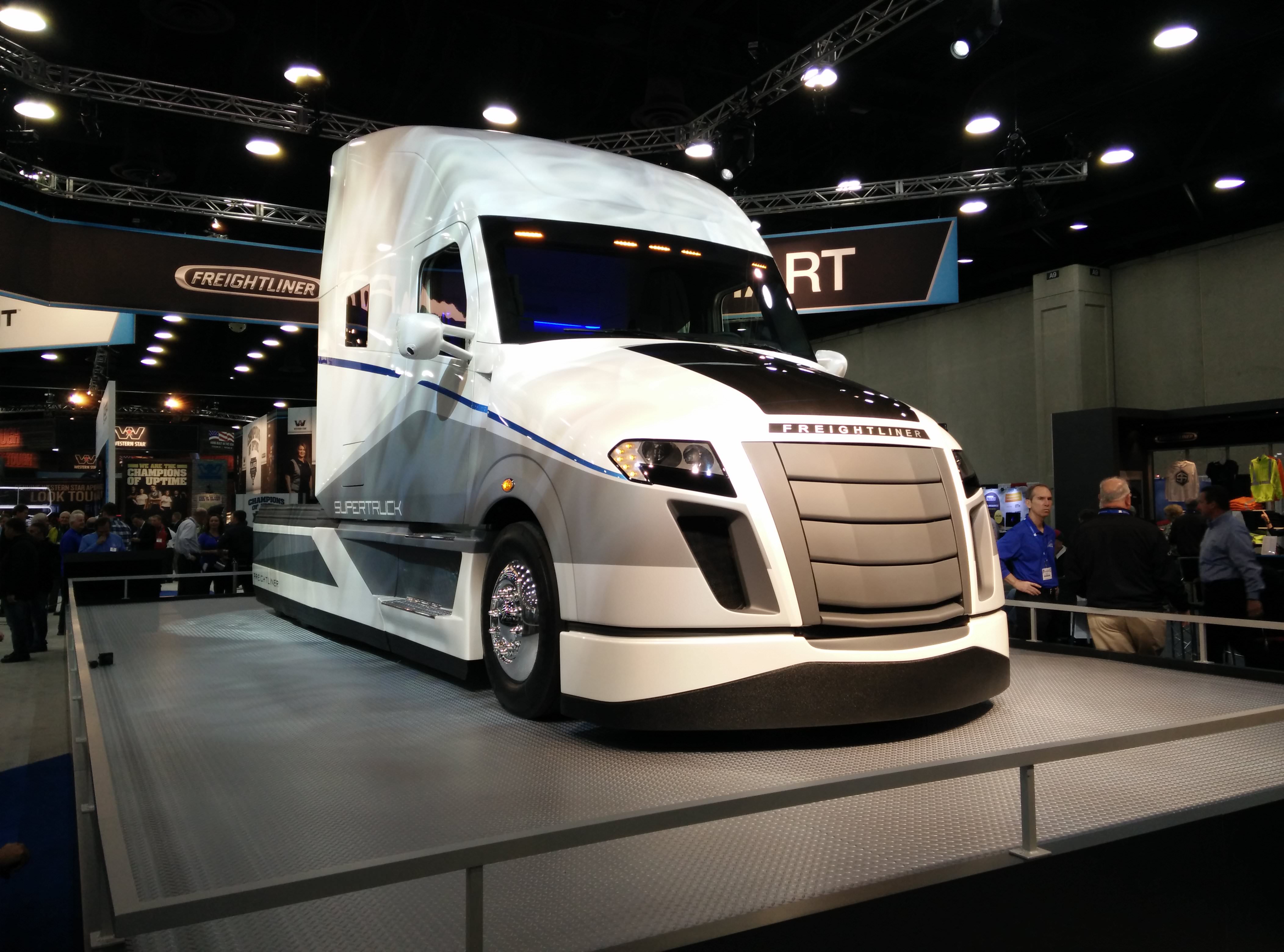 Photos: Freightliner unveils futuristic SuperTruck concept - Robins ...
